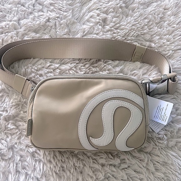 Lululemon Everywhere Belt Bag Trench